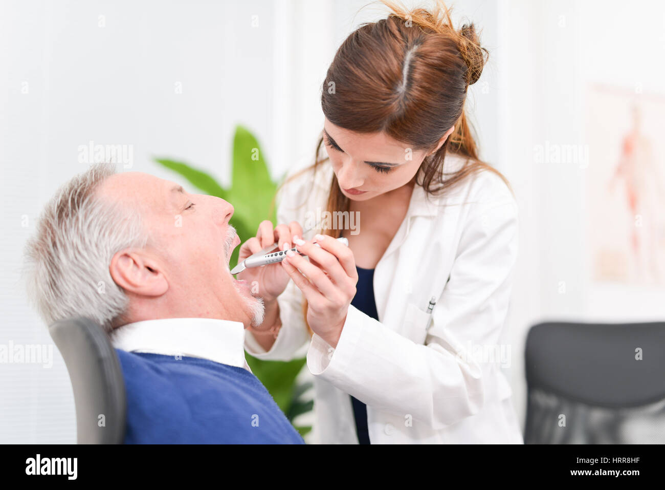 Doctor examining a patient hi-res stock photography and images - Alamy