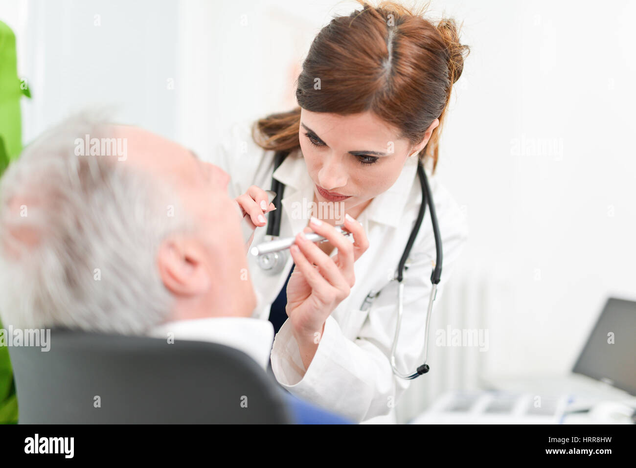 Doctor examining a patient hi-res stock photography and images - Alamy