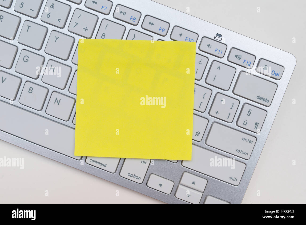 Post-it on a keyboard Stock Photo - Alamy