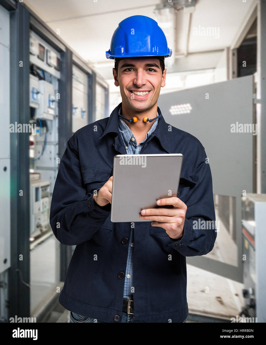 Technician using tablet fix hi-res stock photography and images - Alamy