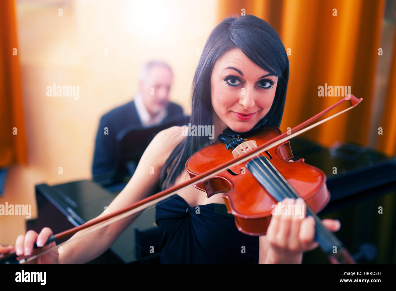 Portrait girl with violin hi-res stock photography and images - Alamy