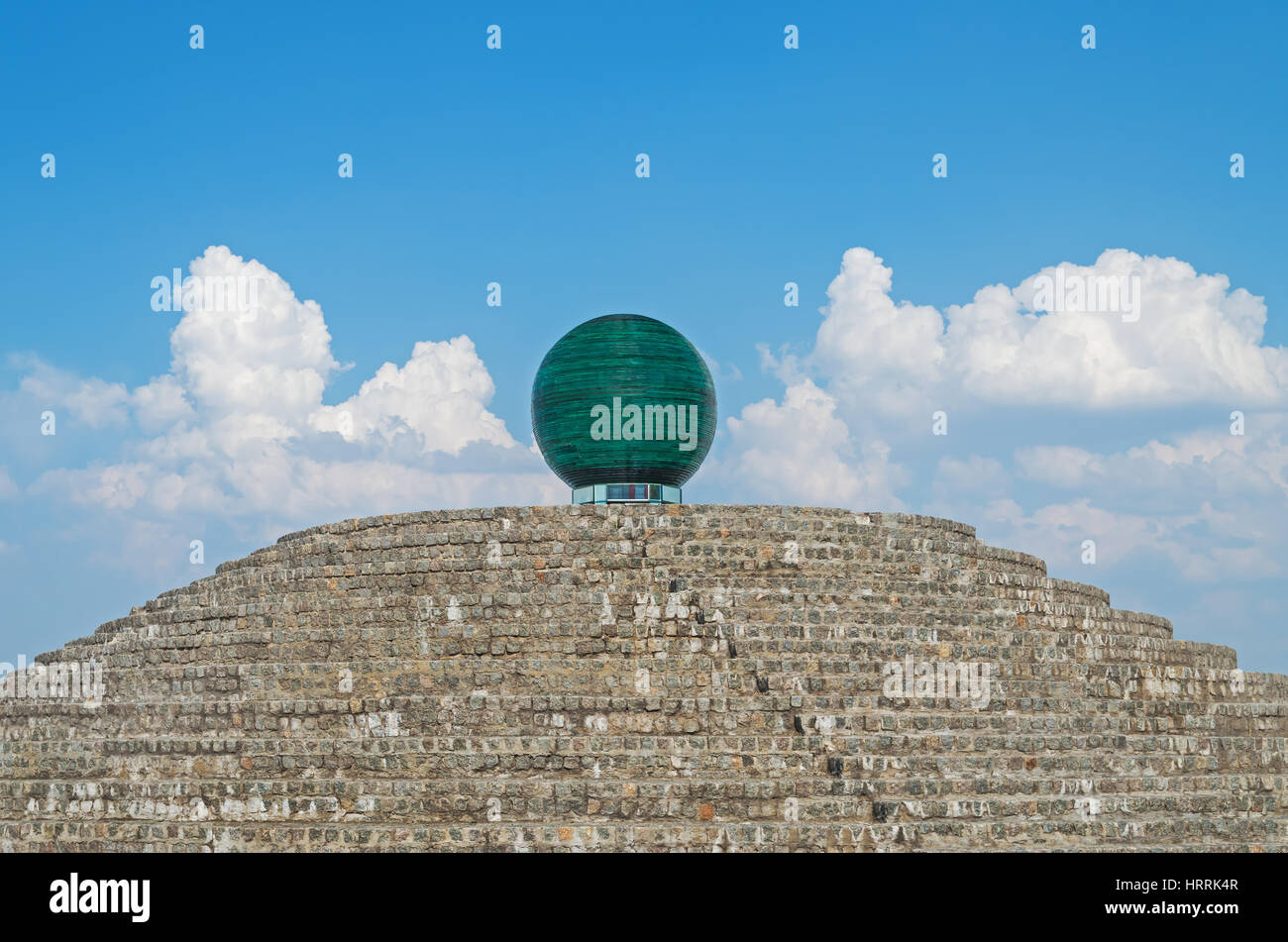 Glass objects on mirrored hi-res stock photography and images - Alamy