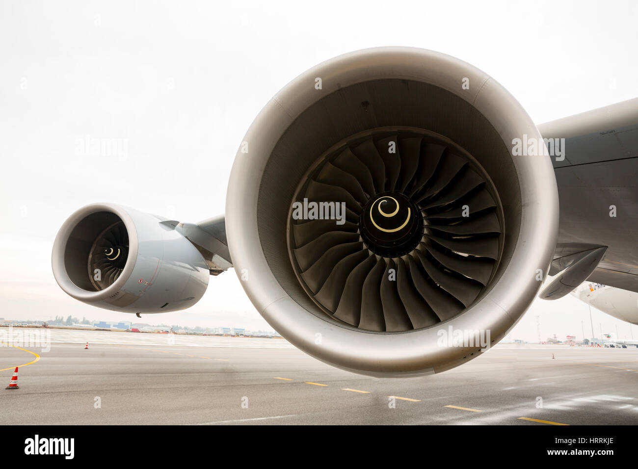 Airplane engines on wing hi-res stock photography and images - Alamy