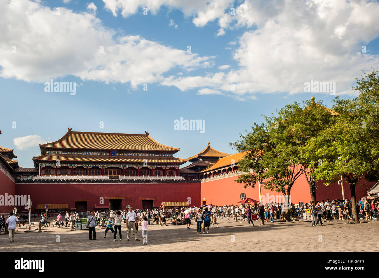 Tourist outside the gate of Forbidden City Stock Photo - Alamy