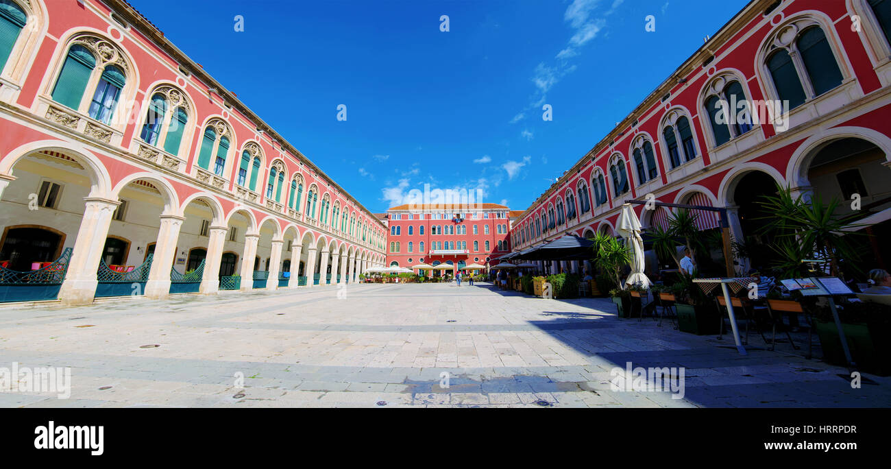 Old buildings split hi-res stock photography and images - Alamy