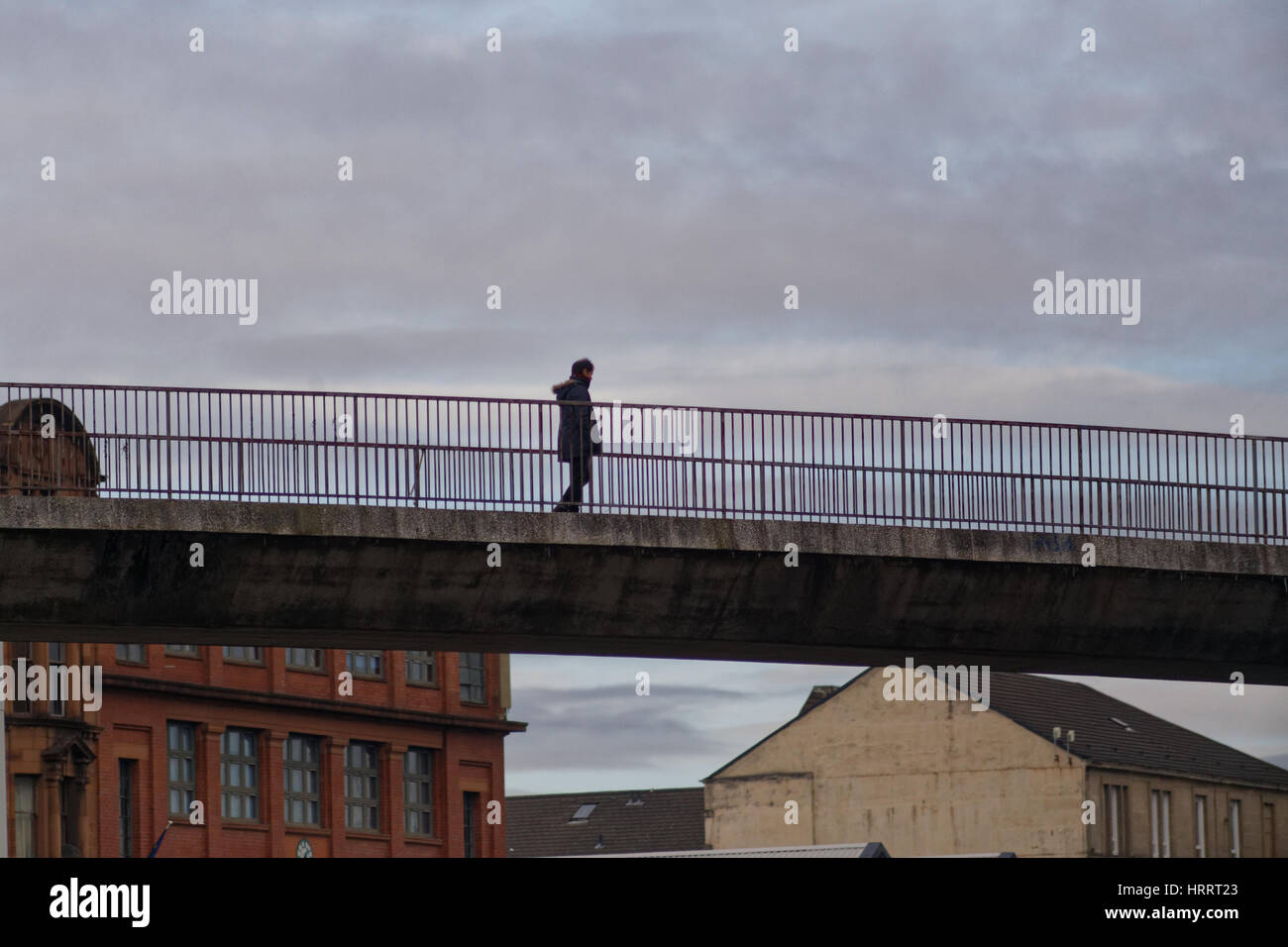 Cityscape individual alone walking hi-res stock photography and images ...