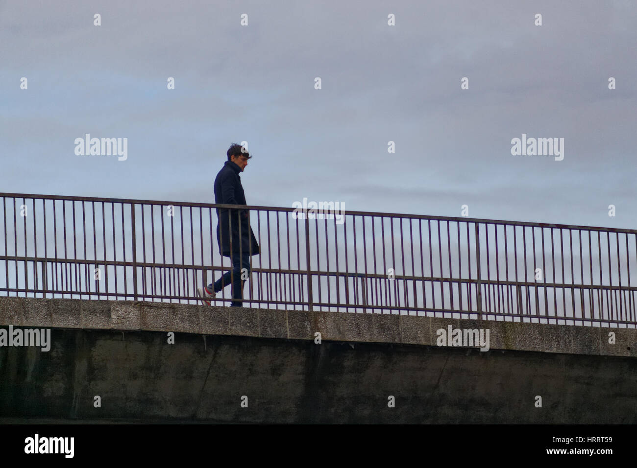 Cityscape individual alone walking hi-res stock photography and images ...