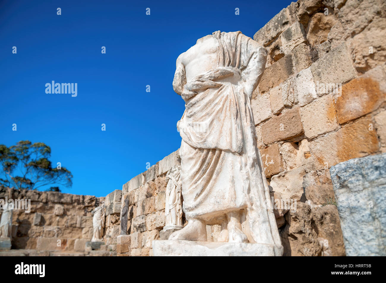 Headless ancient roman statue ruins hi-res stock photography and images ...