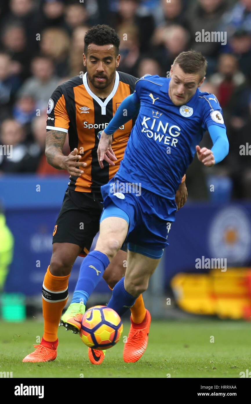 Hull City's Tom Huddlestone (left) and Leicester City's Jamie Vardy ...