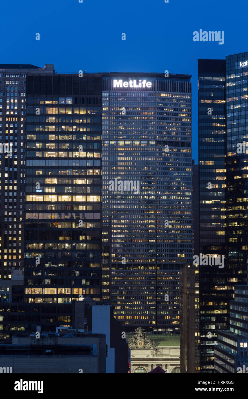 Manhattan skyline at dusk hi-res stock photography and images - Alamy