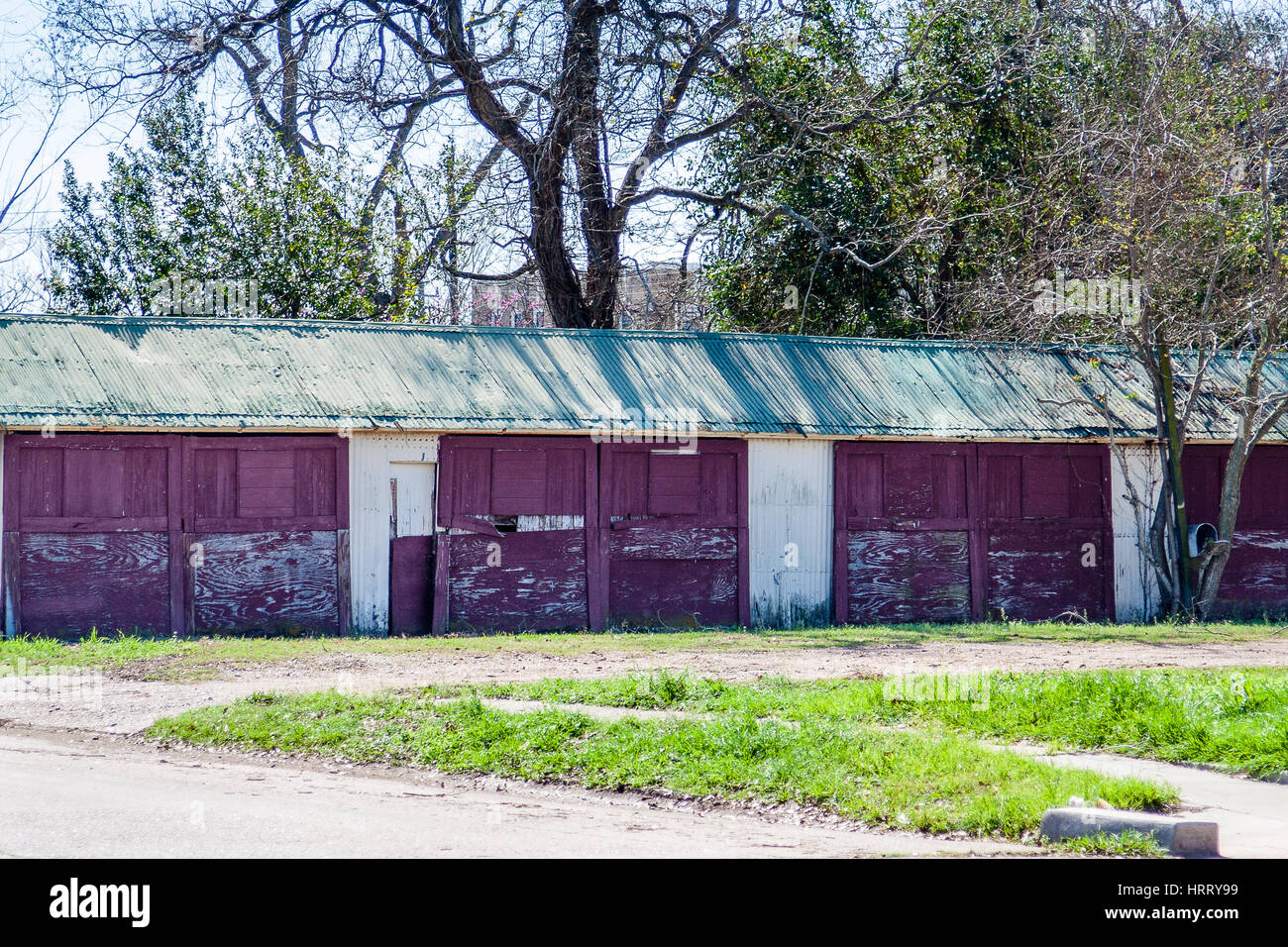 Run down storage building hi-res stock photography and images - Alamy