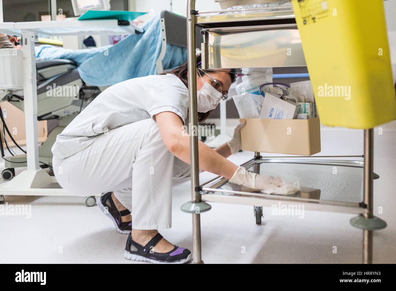 Nurse cleaning a nursing tray Stock Photo - Alamy