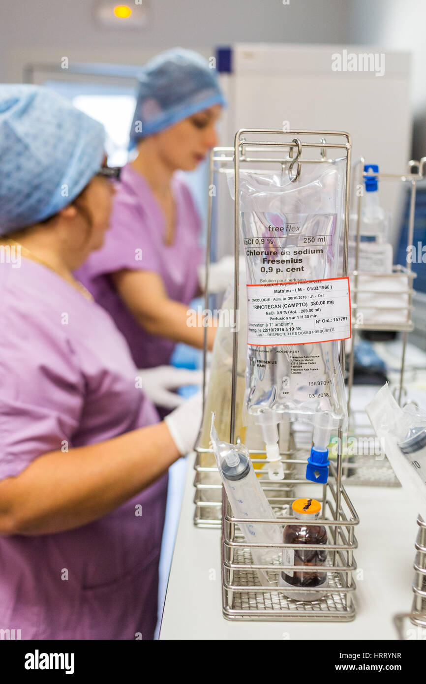 Preparation of chemotherapy treatments Stock Photo - Alamy