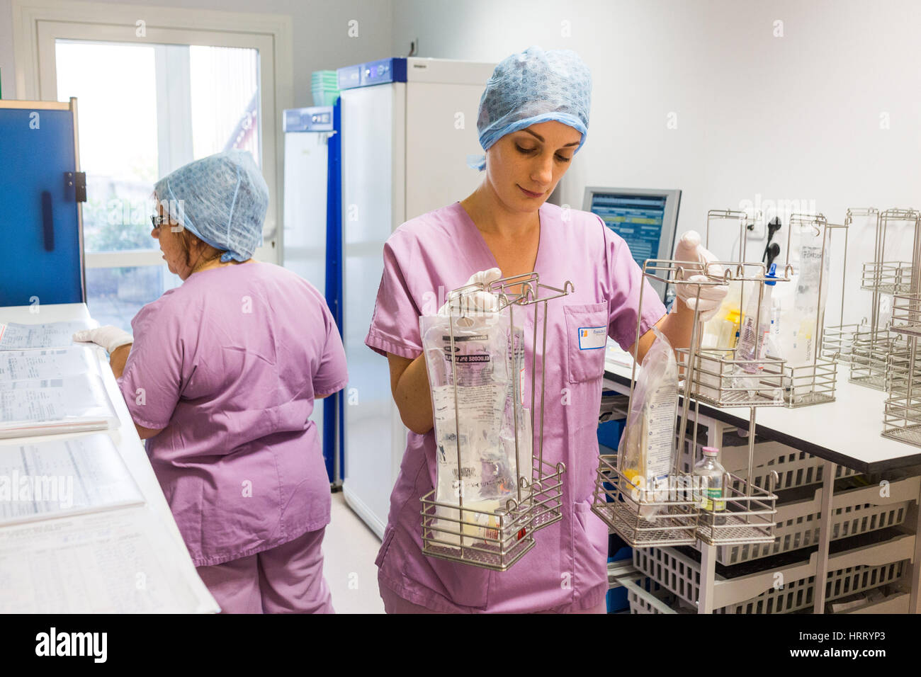 Preparation of chemotherapy treatments Stock Photo - Alamy