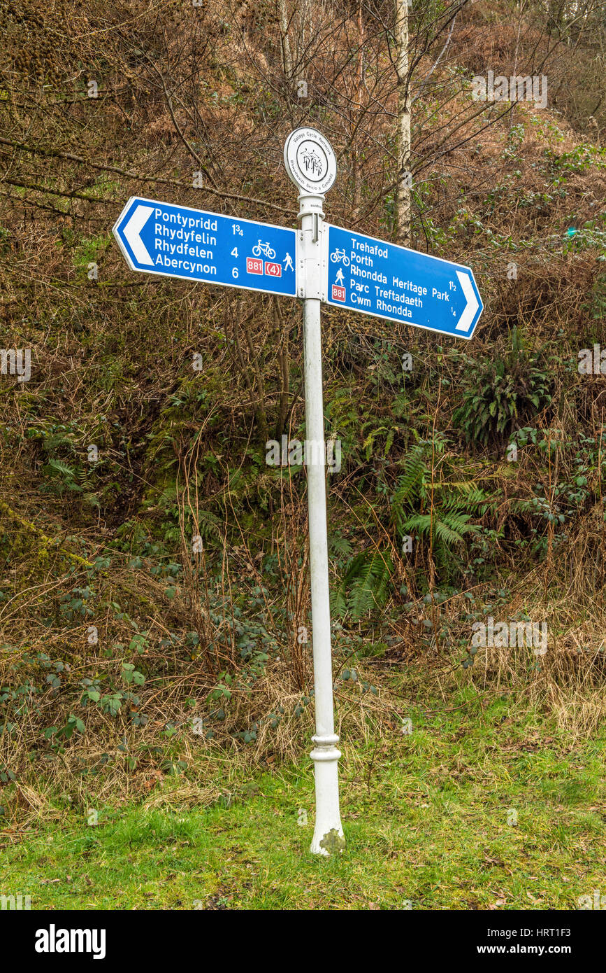 Public Footpath and Cycleway Signage Stock Photo - Alamy