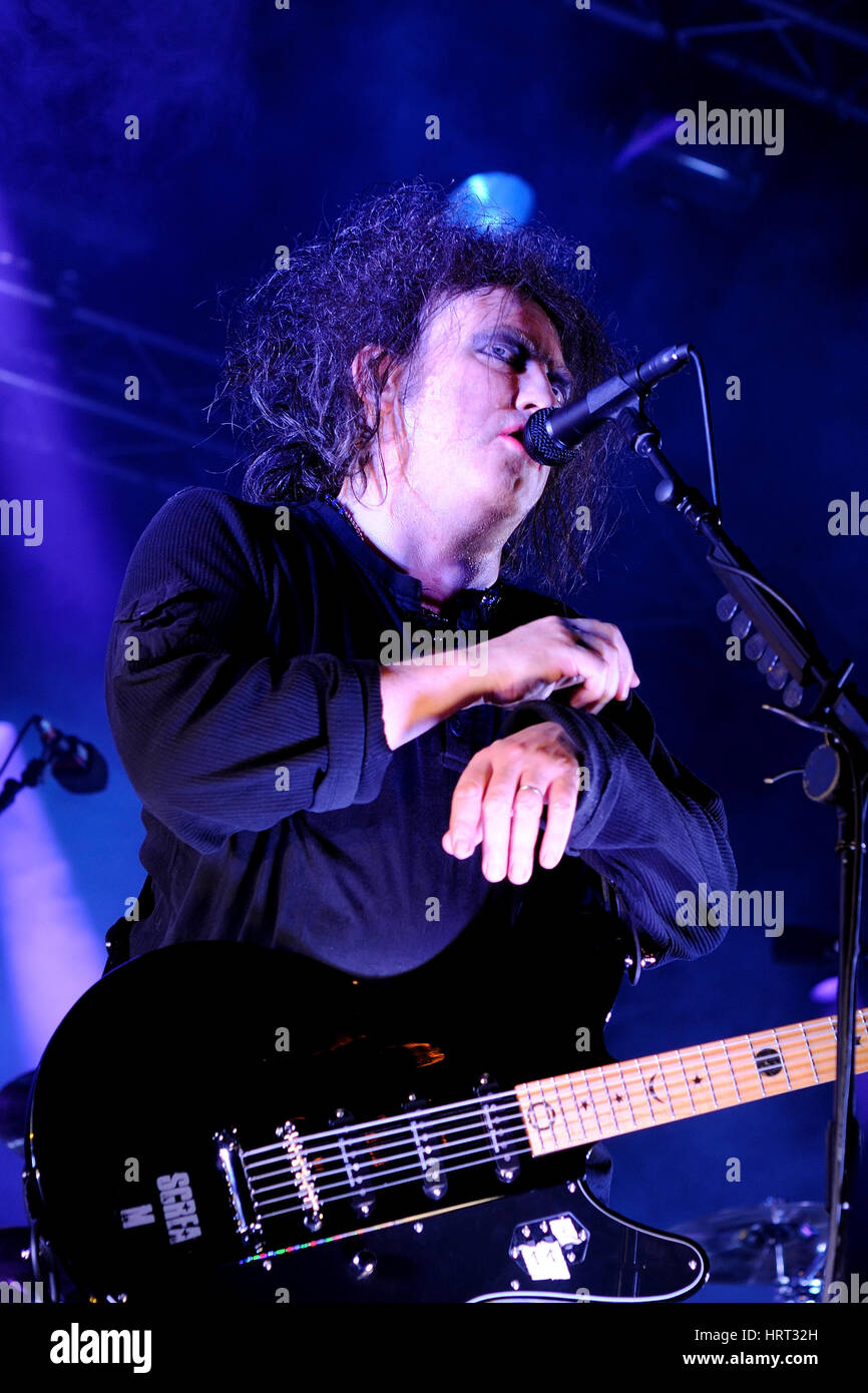 BARCELONA - JUN 1: The Cure (band) in concert at San Miguel Primavera ...