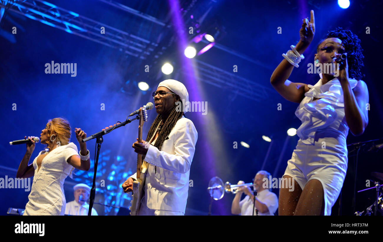 Live with chic hi-res stock photography and images - Alamy