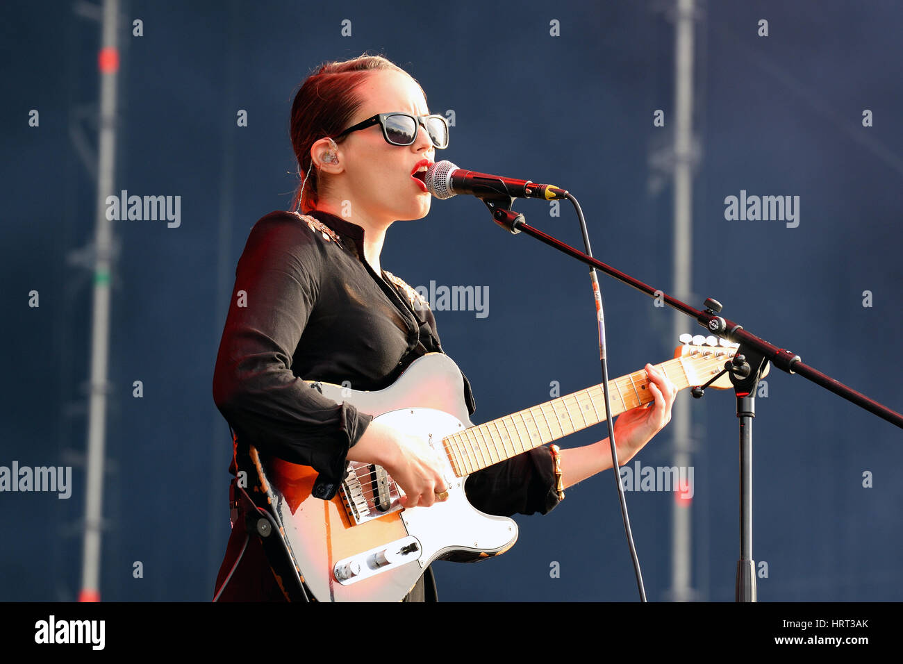 Anna calvi guitarist hi-res stock photography and images - Alamy