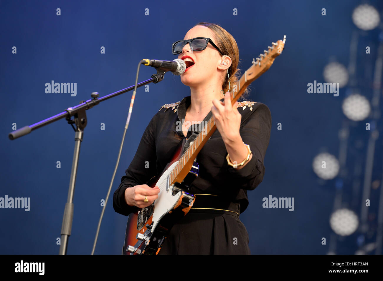 Anna calvi guitarist hi-res stock photography and images - Alamy