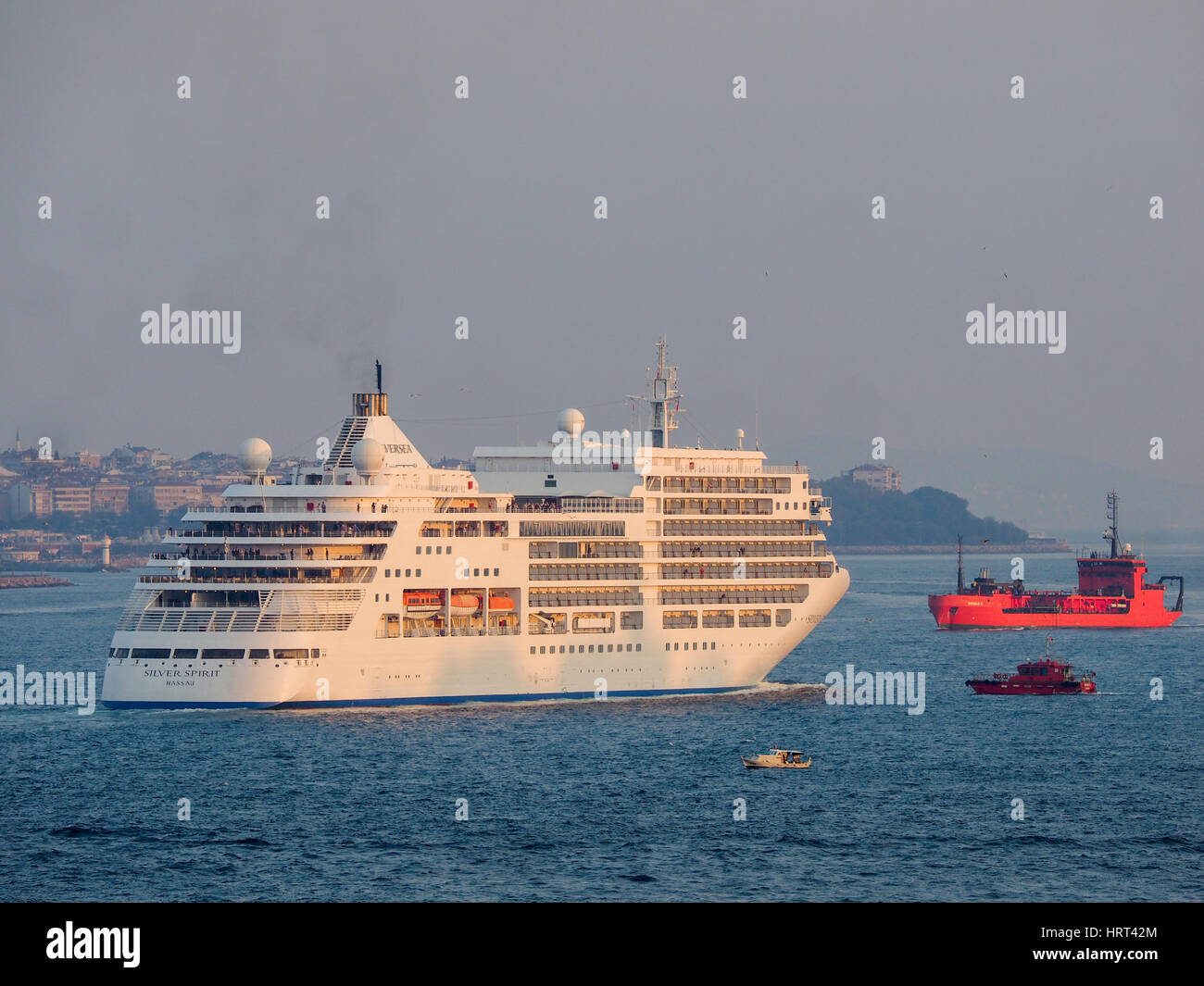 Silver cloud cruise ship hi-res stock photography and images - Alamy