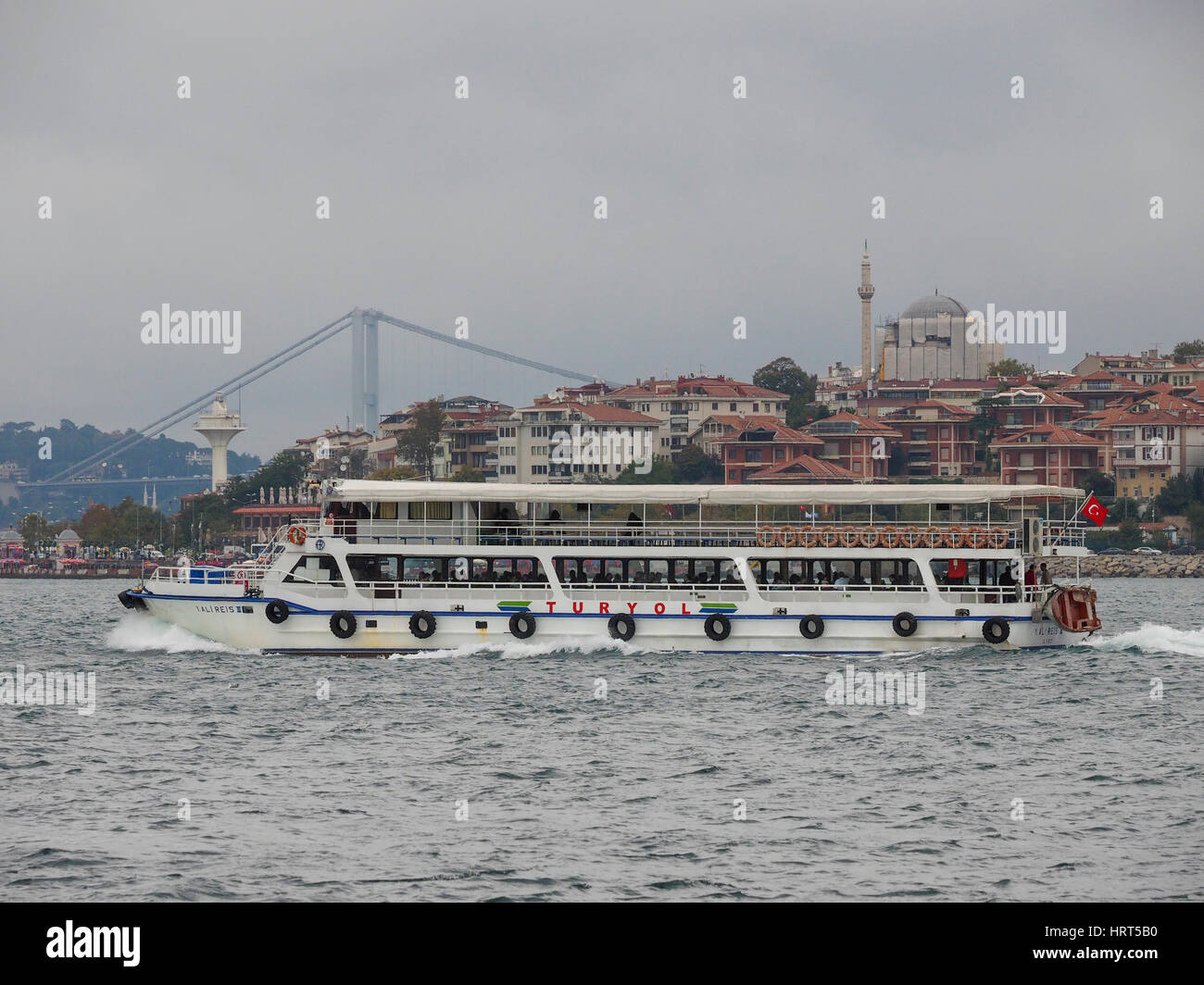 FERRIES CROSSING THE BOSPHORUS, ISTANBUL ,TURKEY Stock Photo - Alamy