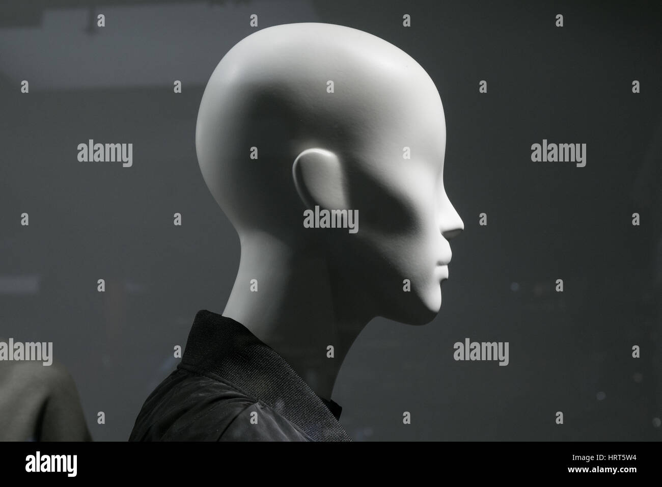 Blank face mannequin hi-res stock photography and images - Alamy