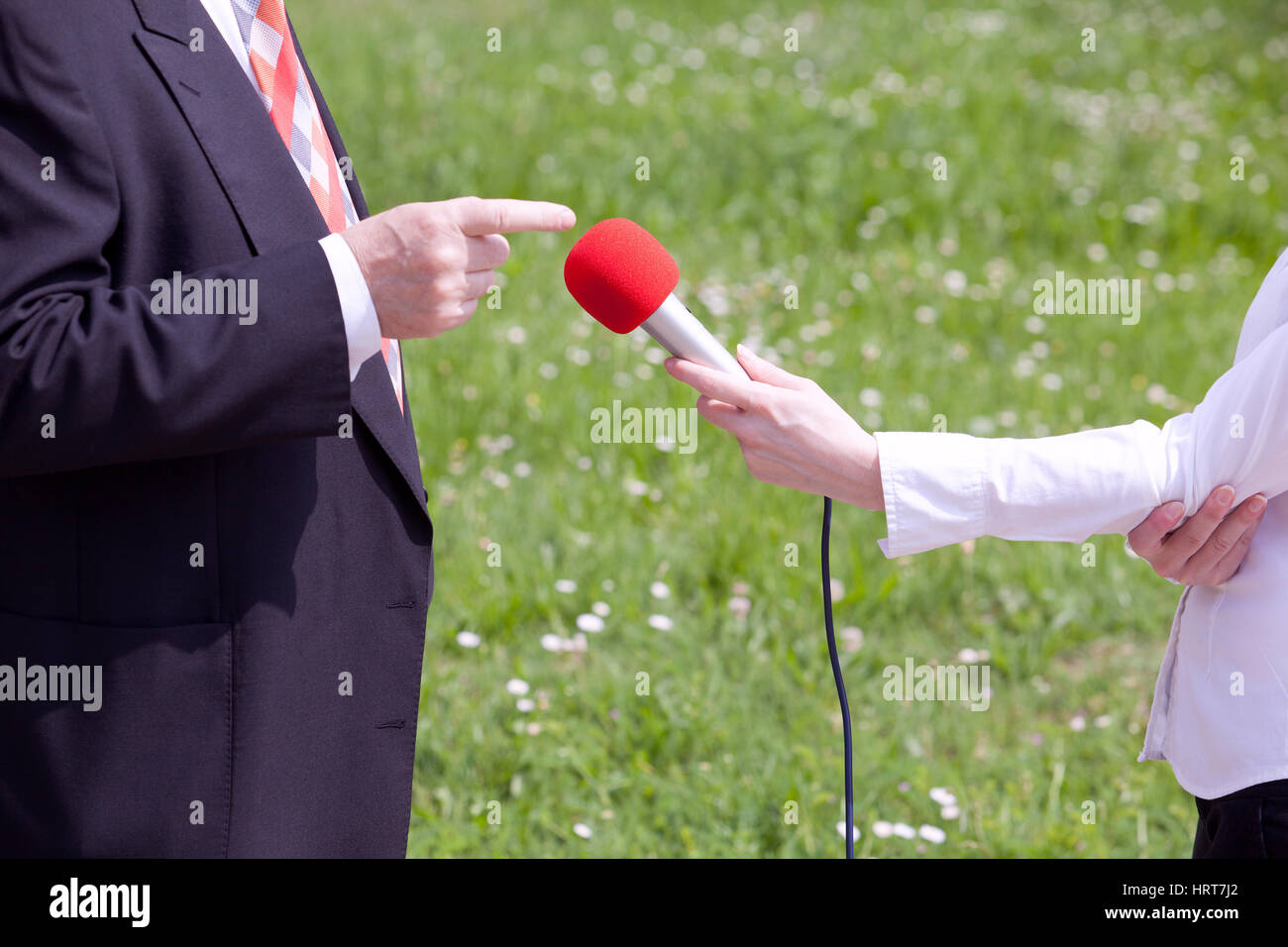 Reporter interviewing politician hi-res stock photography and images ...