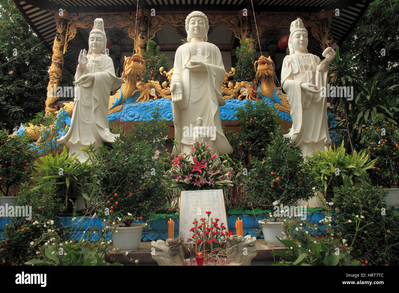 Laos, Vientiane, Chinese buddhist temple, statues Stock Photo - Alamy