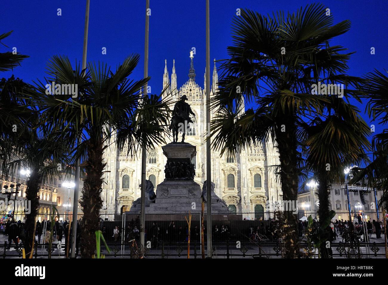 Duomo palm trees hi-res stock photography and images - Alamy