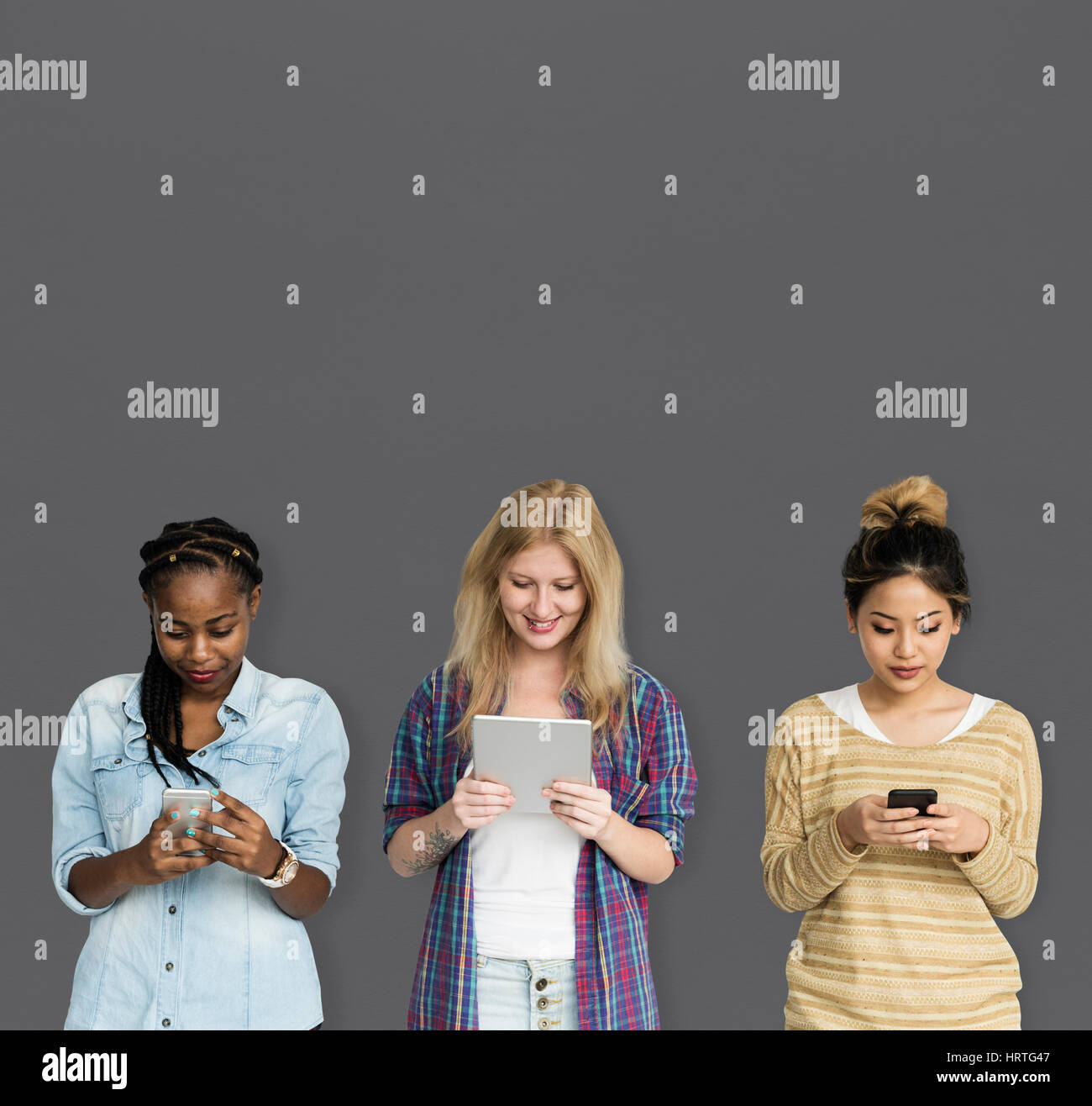 Girls using technology hi-res stock photography and images - Alamy