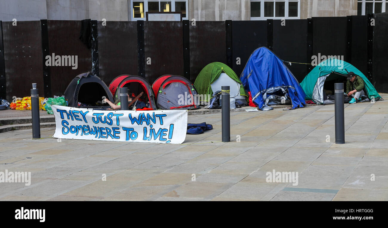 Homeless uk hi-res stock photography and images - Alamy