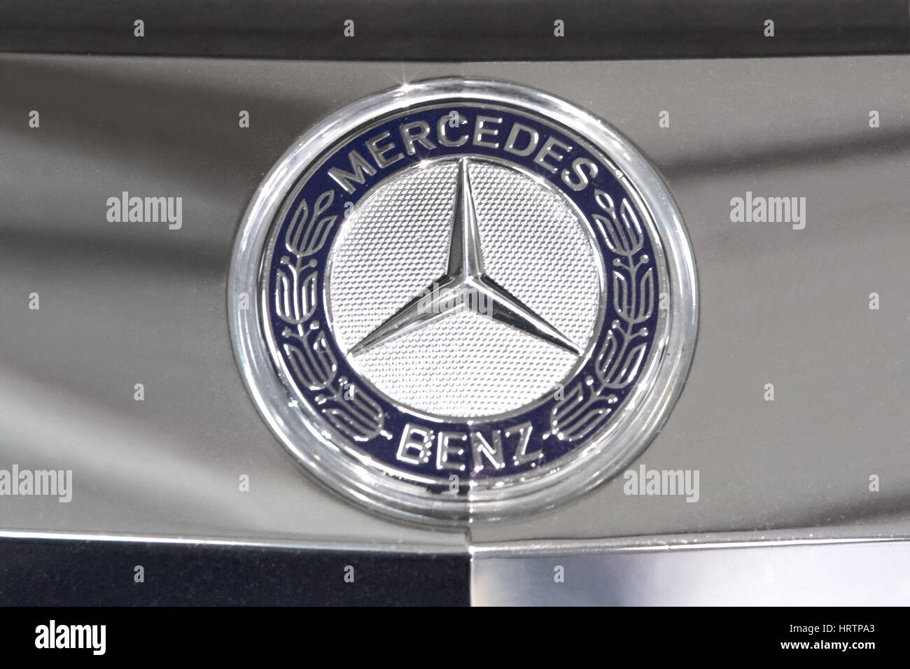 Mercedes benz sign hi-res stock photography and images - Alamy