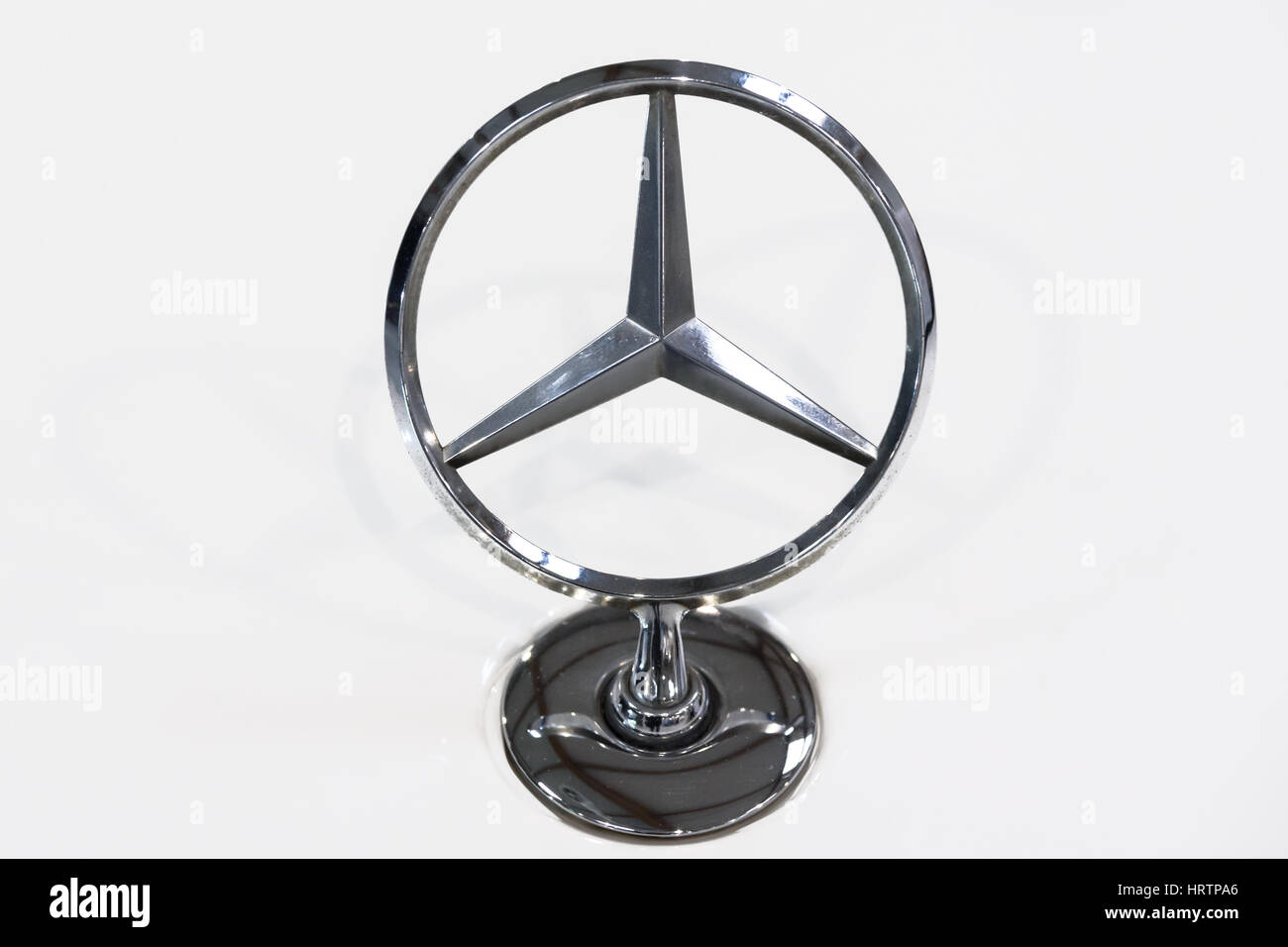 Mercedes benz sign hi-res stock photography and images - Alamy