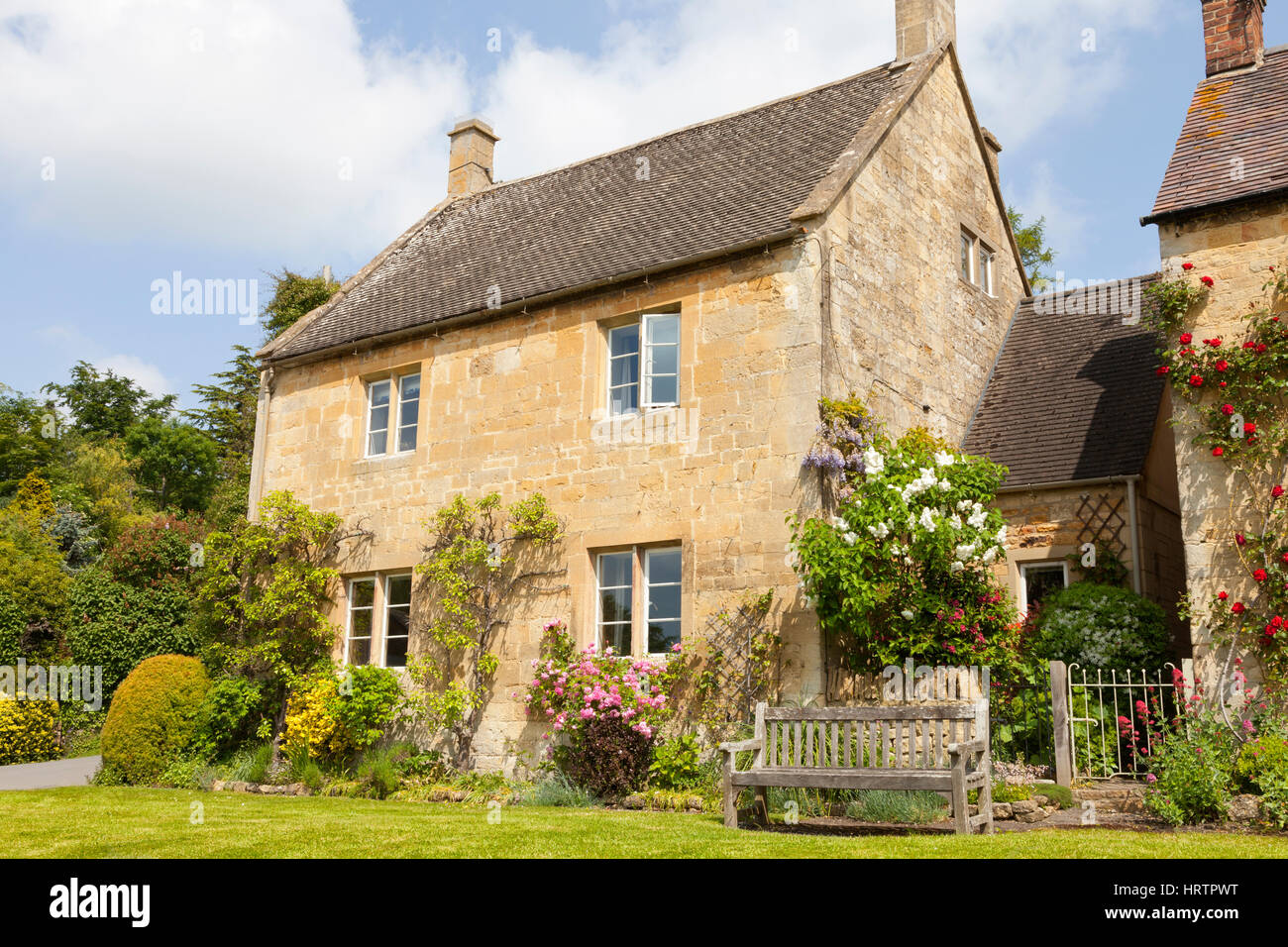 Stone house cottage garden hi-res stock photography and images - Alamy