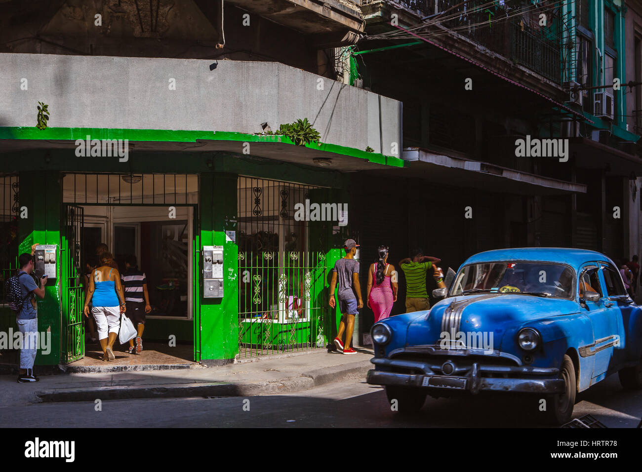 Vintage classic american car in a old street of old Avana, Cuba Stock ...