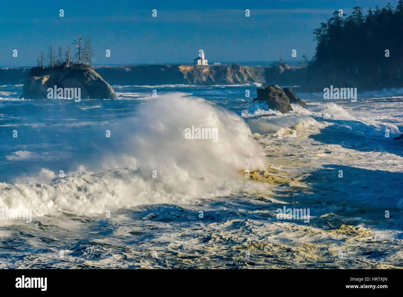 Huge waves rolling and crashing at Sunset Cove, Cape Arago Lighthouse ...