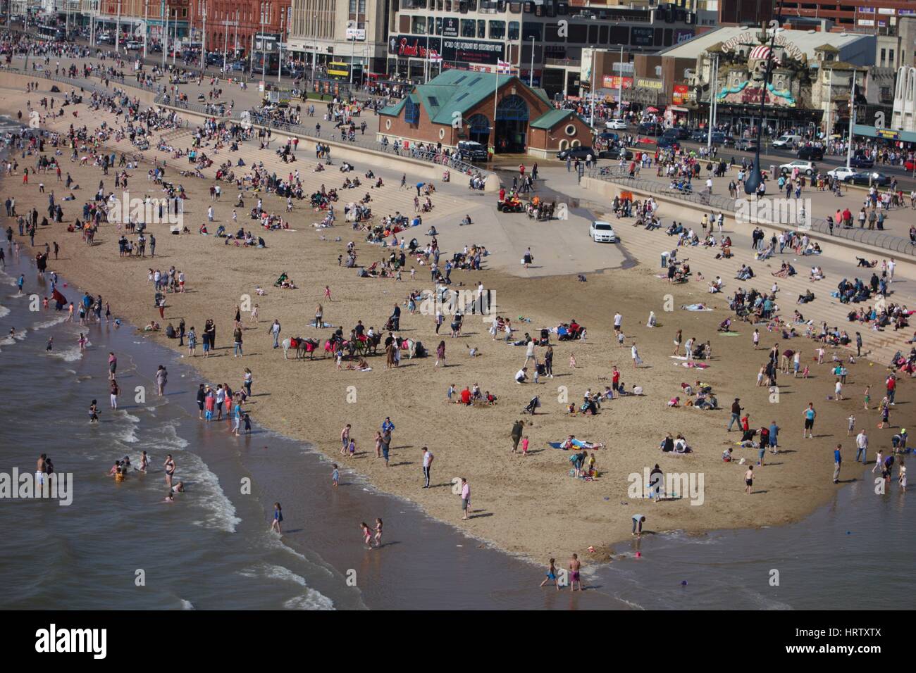 Holidaymakers on Blackpool beach in the summer Stock Photo - Alamy