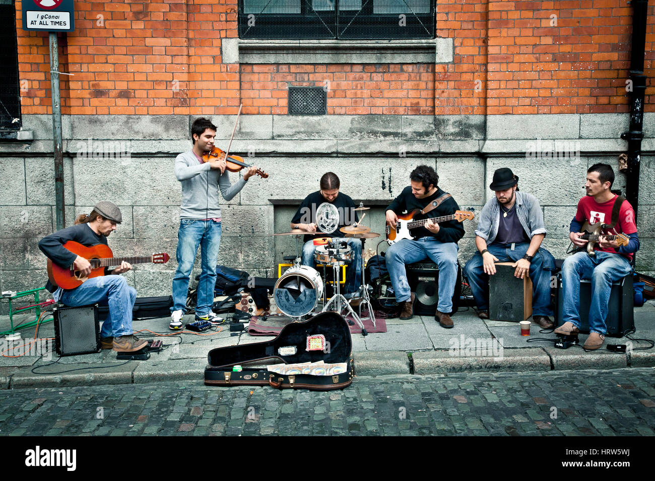 Busker musicians hi-res stock photography and images - Alamy