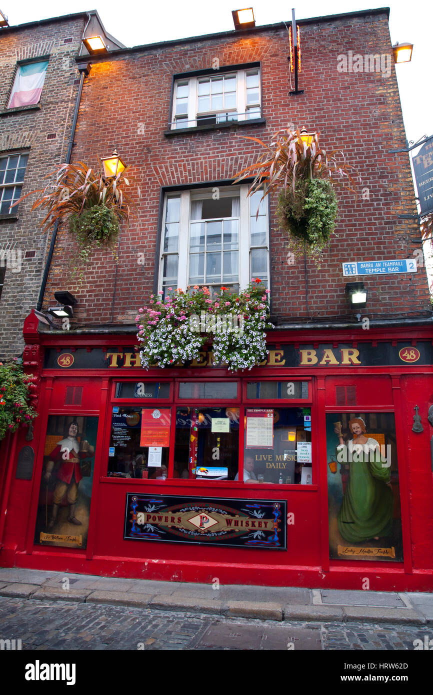 Traditional irish pub facade temple hi-res stock photography and images ...