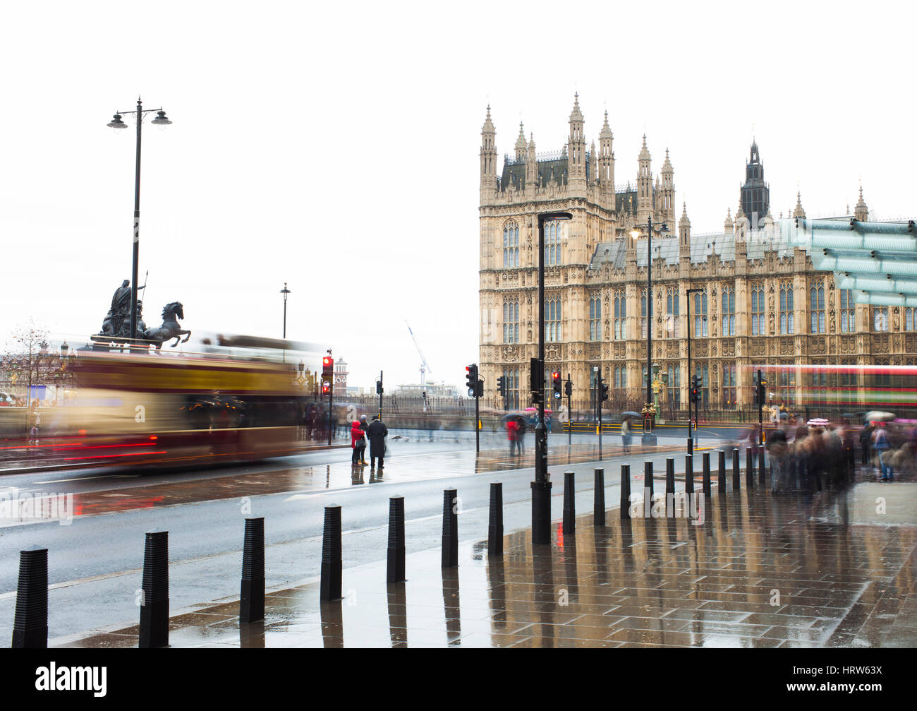 rainy day in London city, people and car traffic. United Kingdom Stock ...