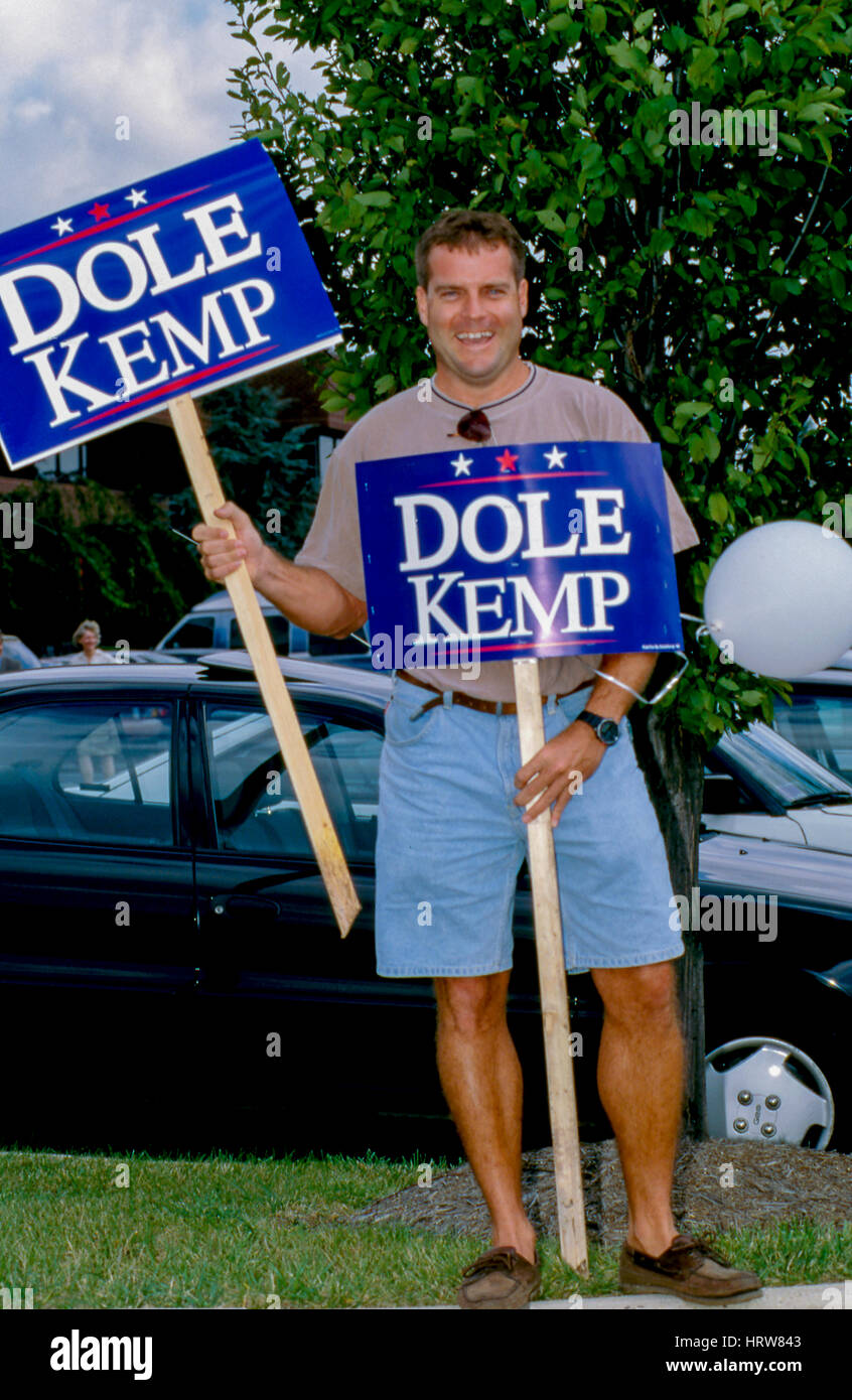 Bob dole sign hi-res stock photography and images - Alamy