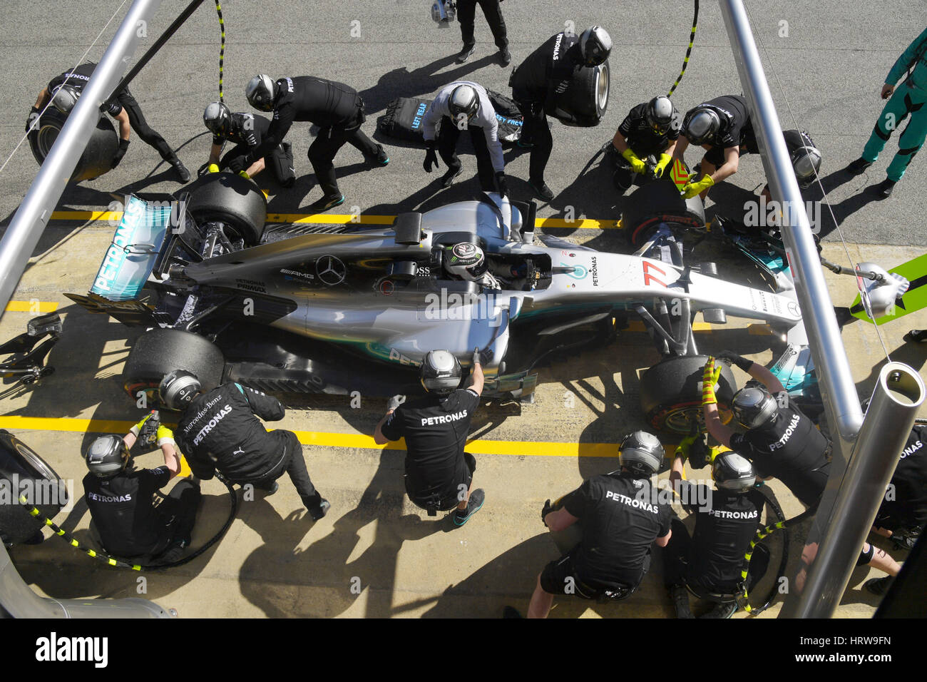 Mercedes Formula One Pit Crew Hi Res Stock Photography And Images Alamy