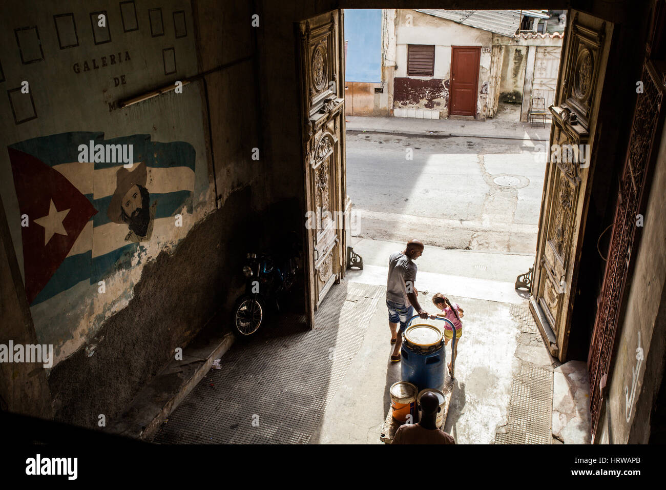 People talking on the streets of Havana, Cuba Stock Photo - Alamy