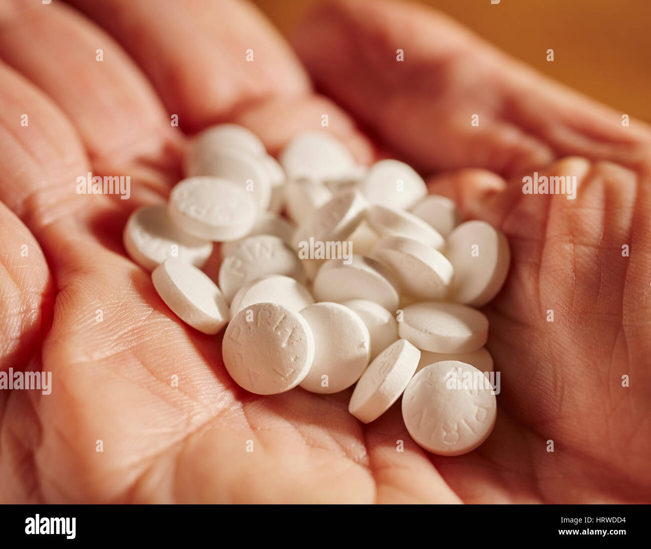 A handful of (American) aspirin tablets Stock Photo - Alamy