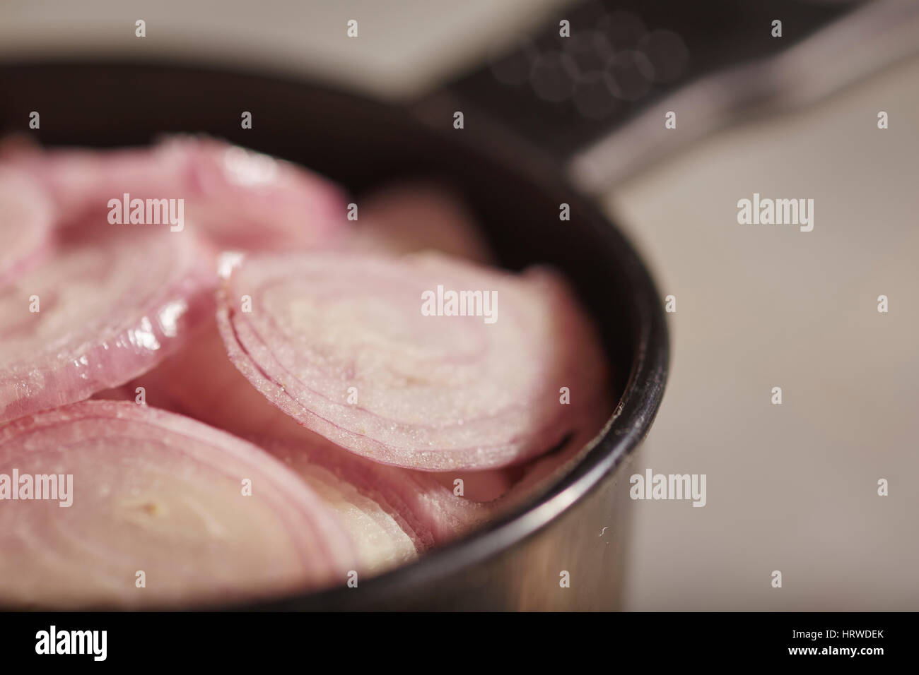 a cup of fresh, raw shallot slices Stock Photo - Alamy