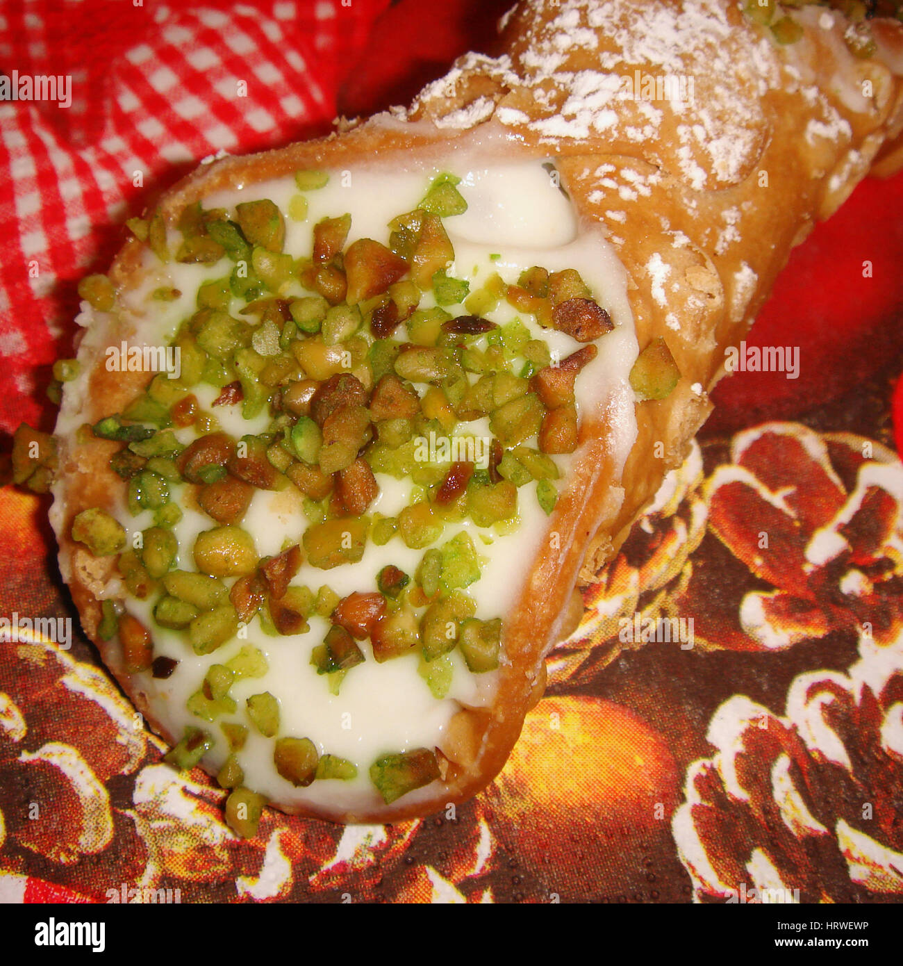Cannolo siciliano hi-res stock photography and images - Alamy