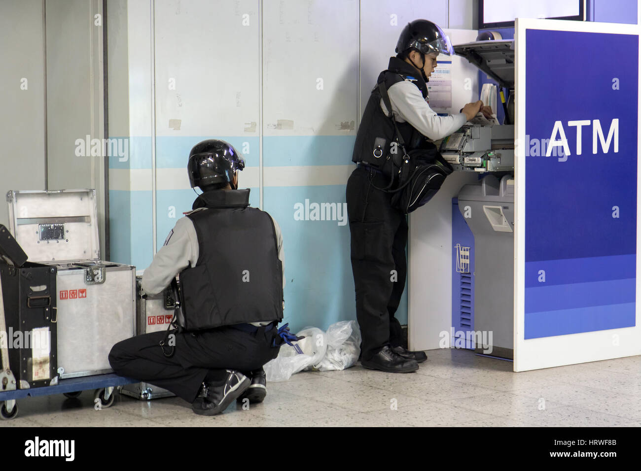 Bank security guard hi-res stock photography and images - Alamy