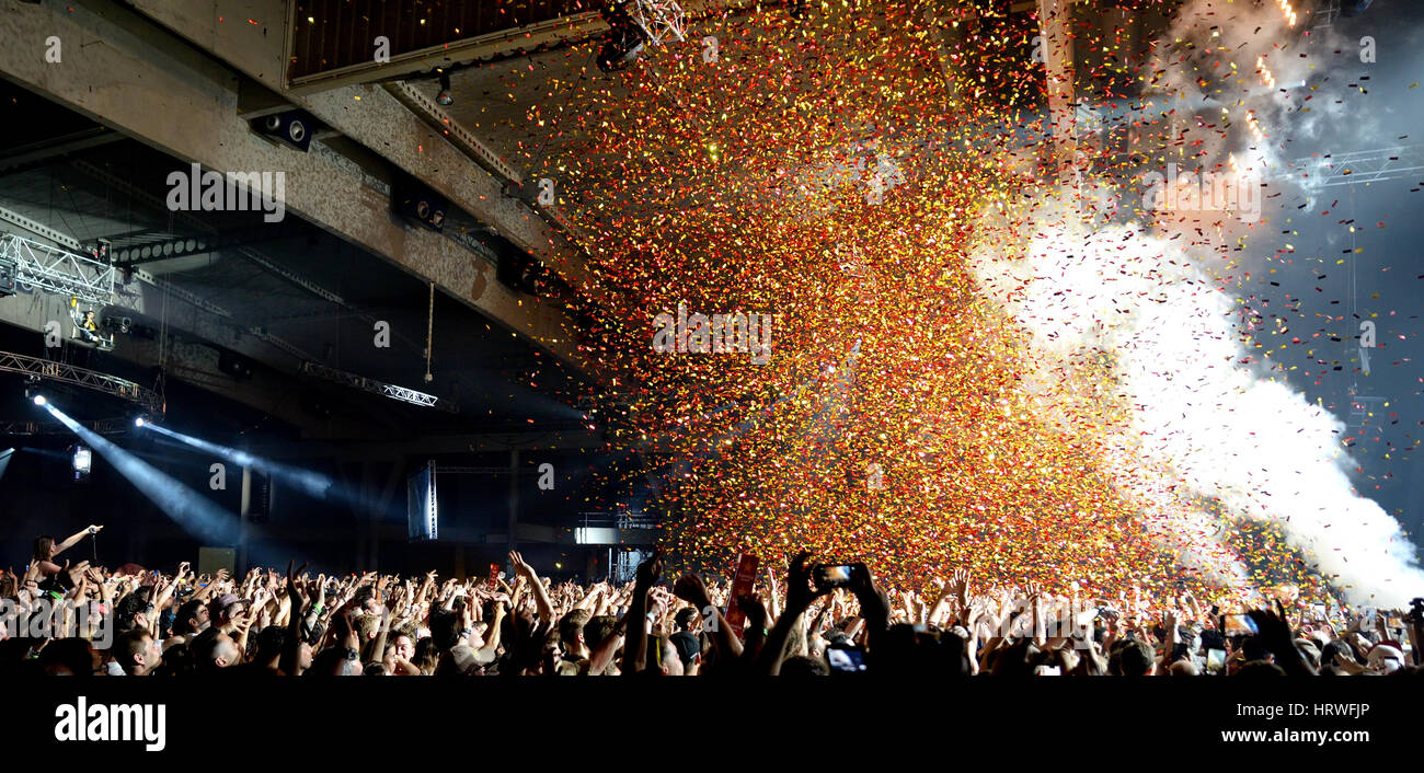 Throwing confetti hi-res stock photography and images - Alamy