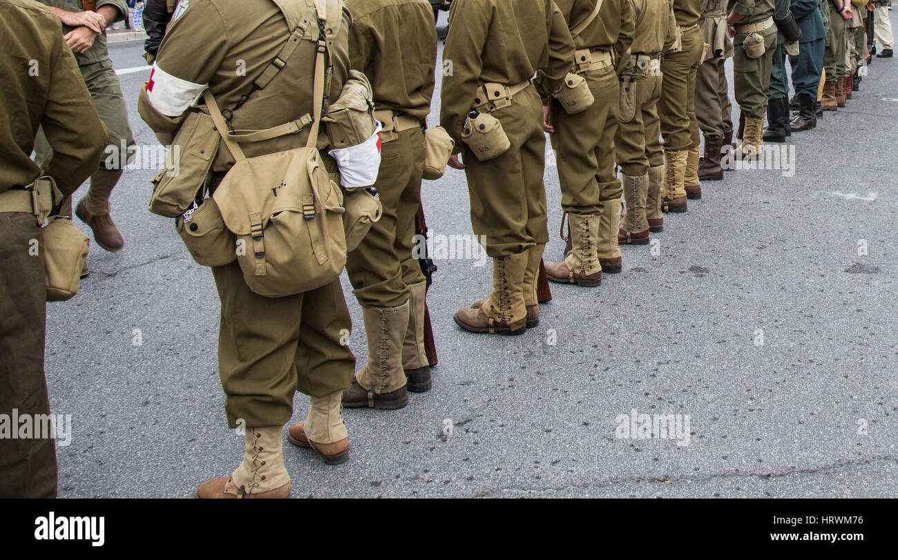 Wwii american soldiers standing hi-res stock photography and images - Alamy