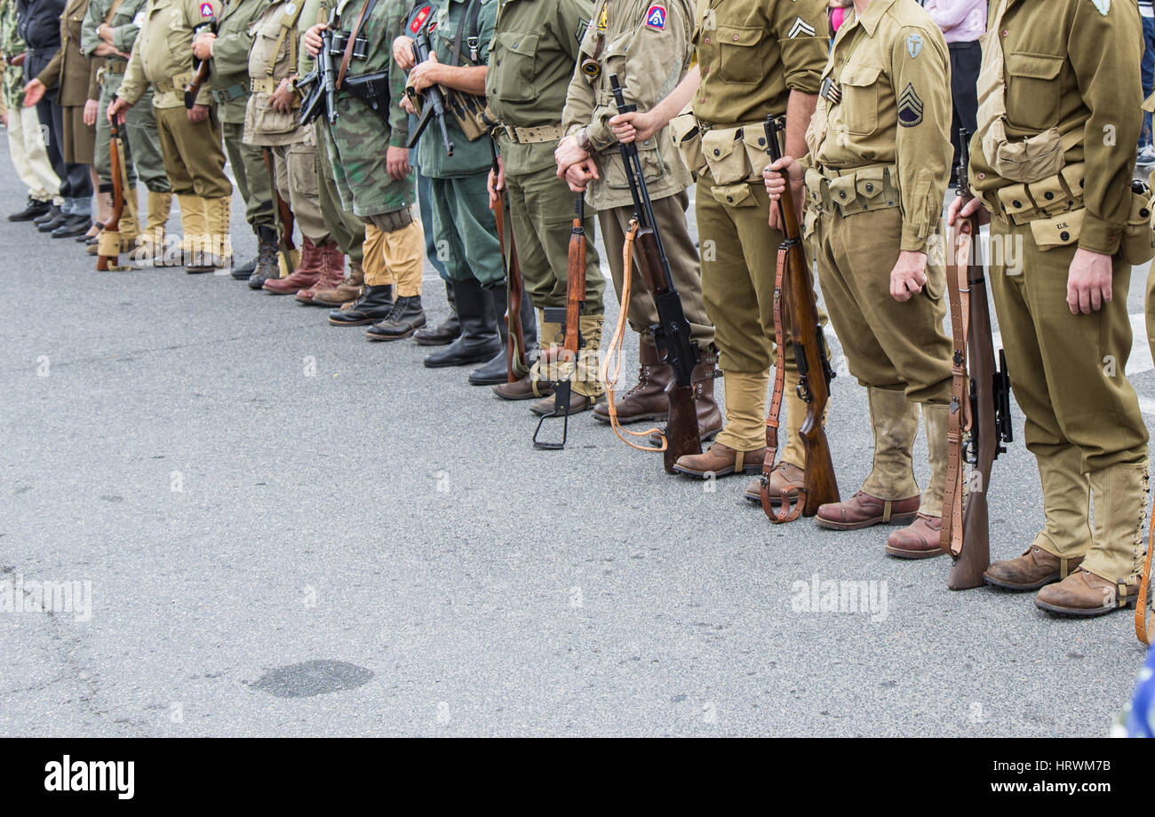 Wwii american soldiers standing hi-res stock photography and images - Alamy